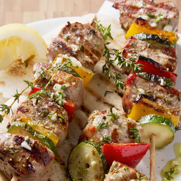 Mini spiedini di mozzarella, bresaola e sesamo nero | Le Ricette di AIA