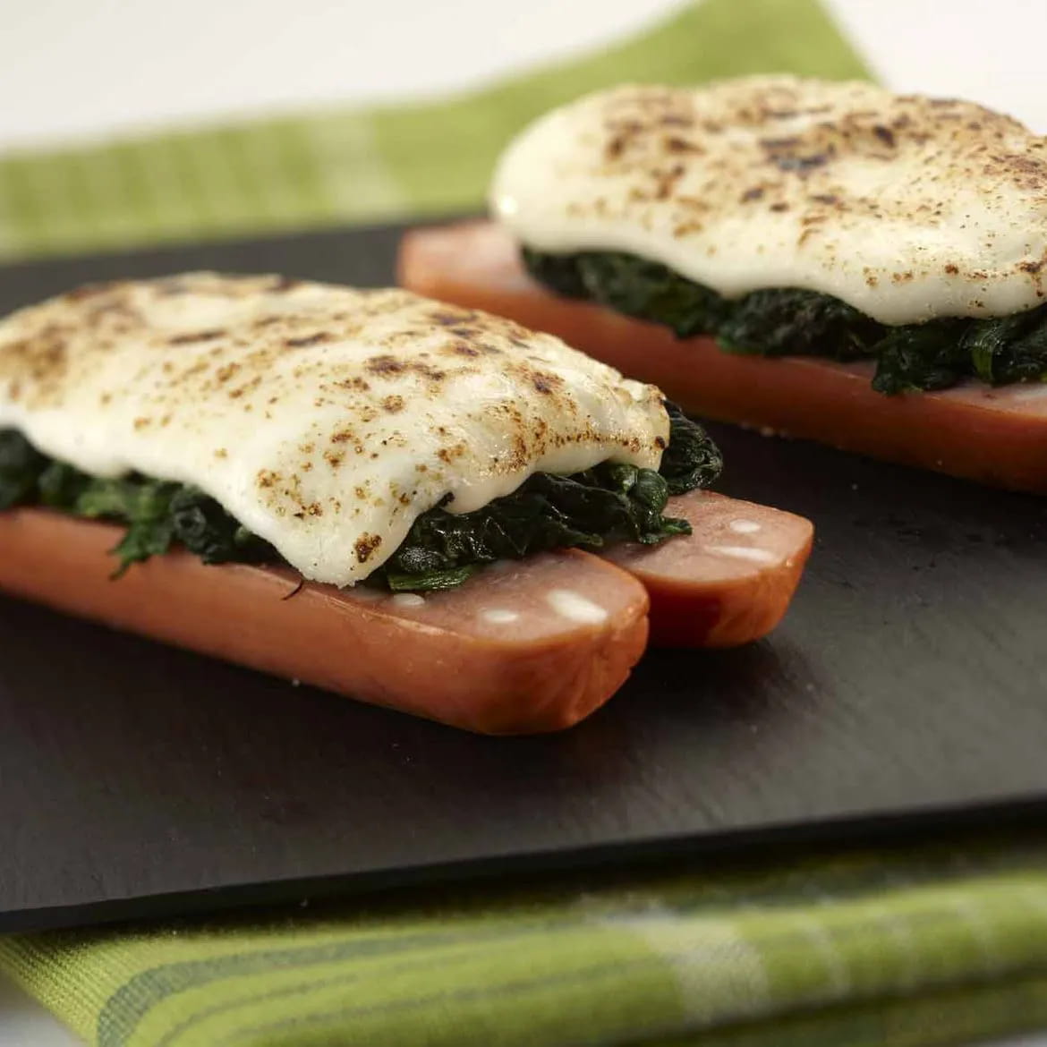 Toast di wurstel, spinaci e mozzarella | Le Ricette di AIA