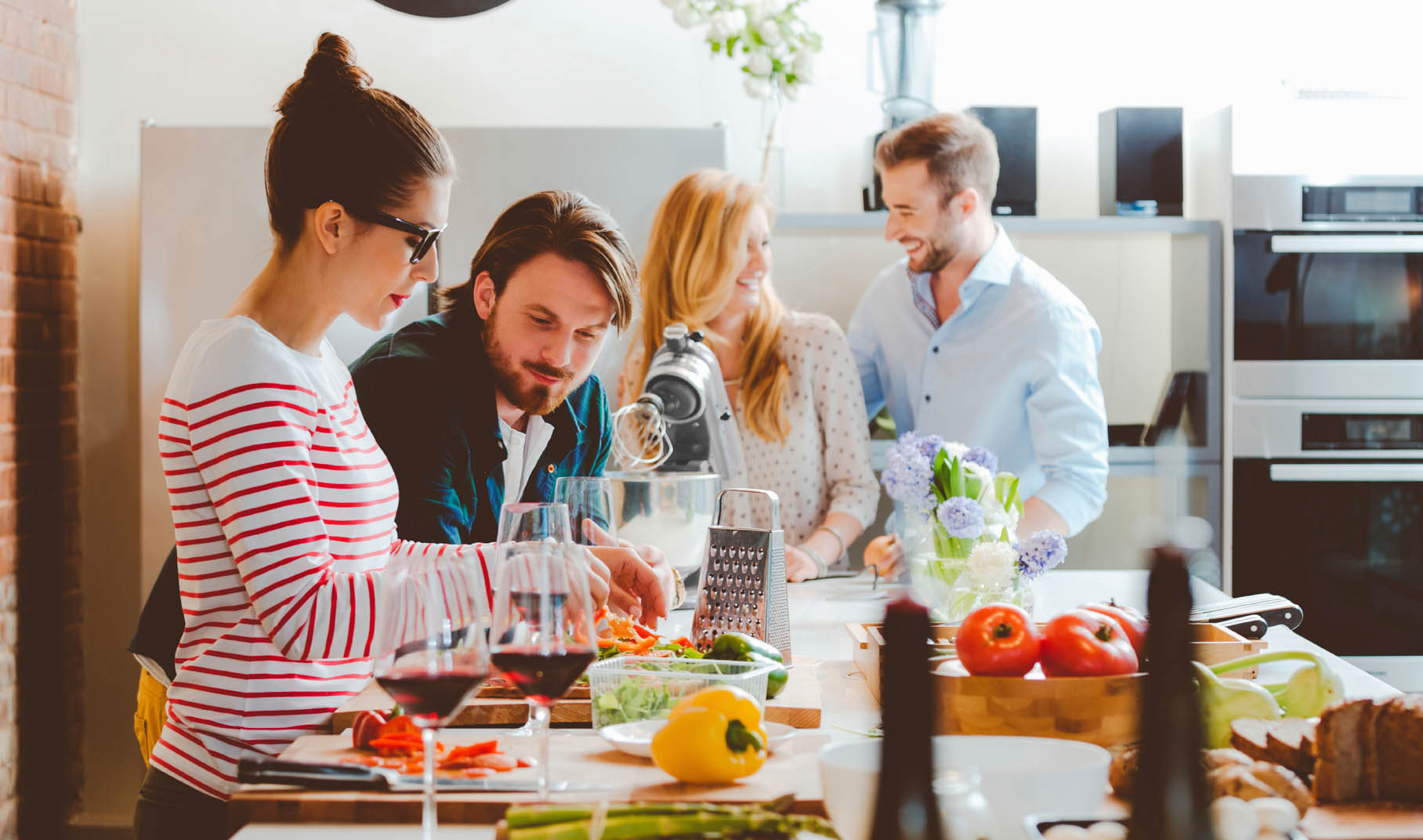 3 secrets to organize a perfect dinner among friends | The AIA Guides