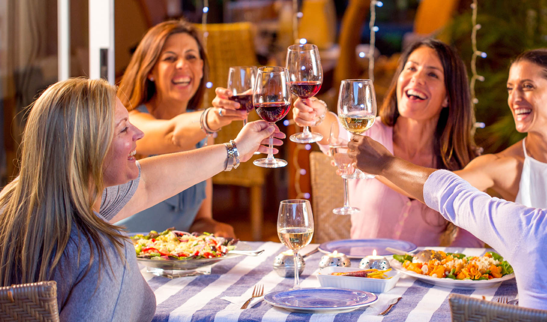 3 secrets to organize a perfect dinner among friends | The AIA Guides