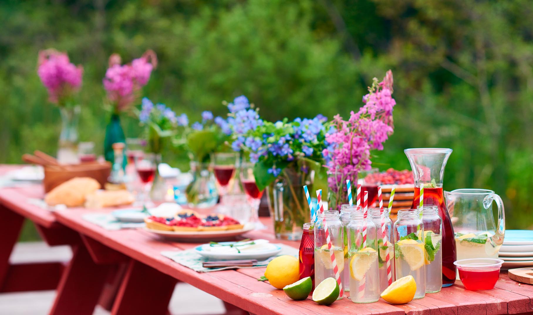 How to organize a cocktail party in the garden | The AIA Guides