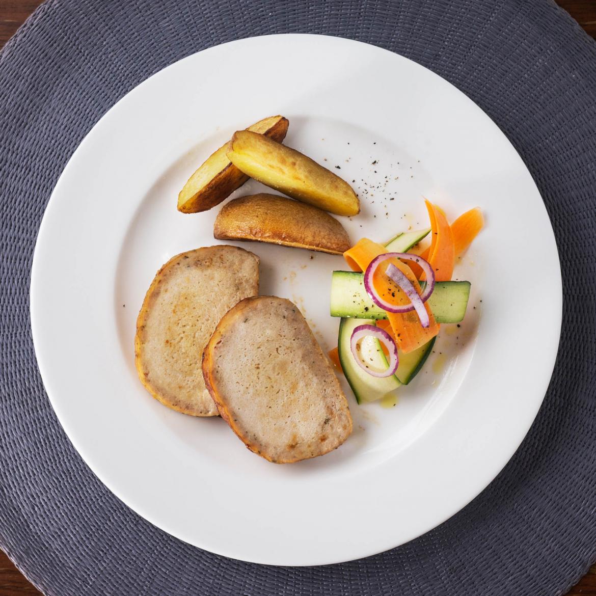 BonRoll servito con patate e cruditè di verdure | AIA Food