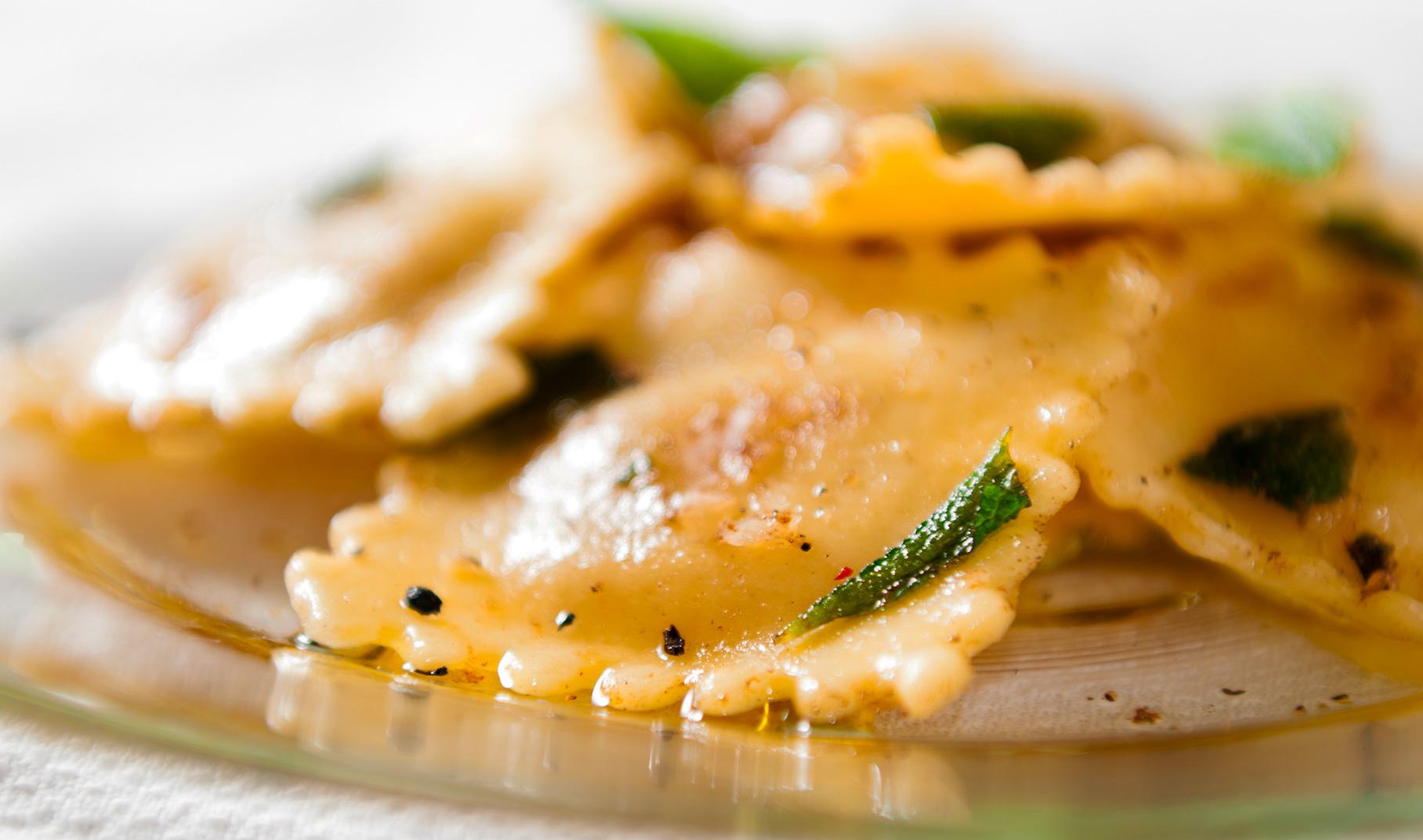 Ravioli ripieni con erbette e ragù di tacchino | AIA Food