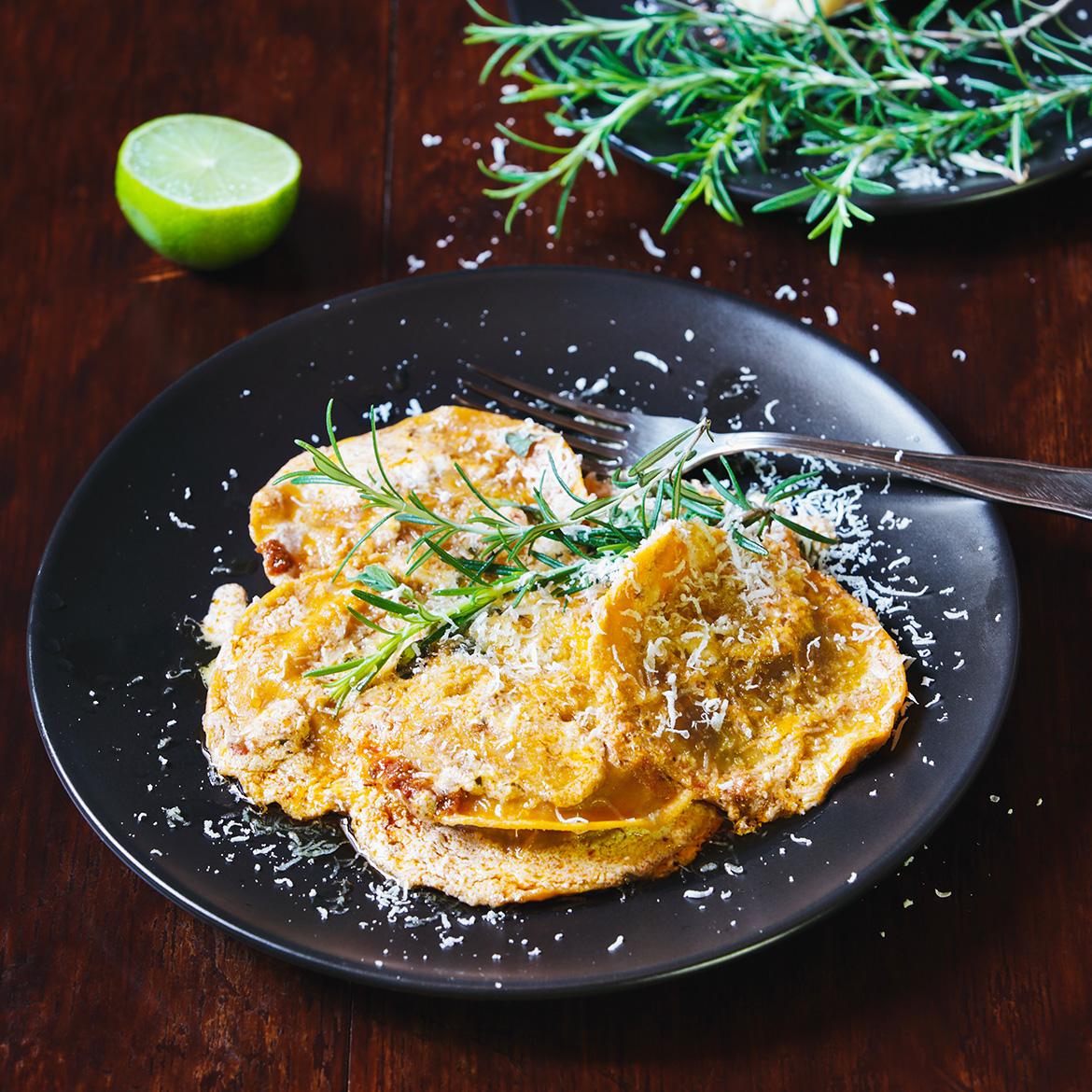 Ravioli ripieni con erbette e ragù di tacchino | AIA Food