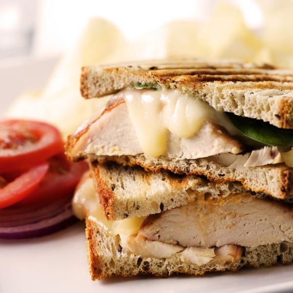 Toast di wurstel, spinaci e mozzarella | AIA Food